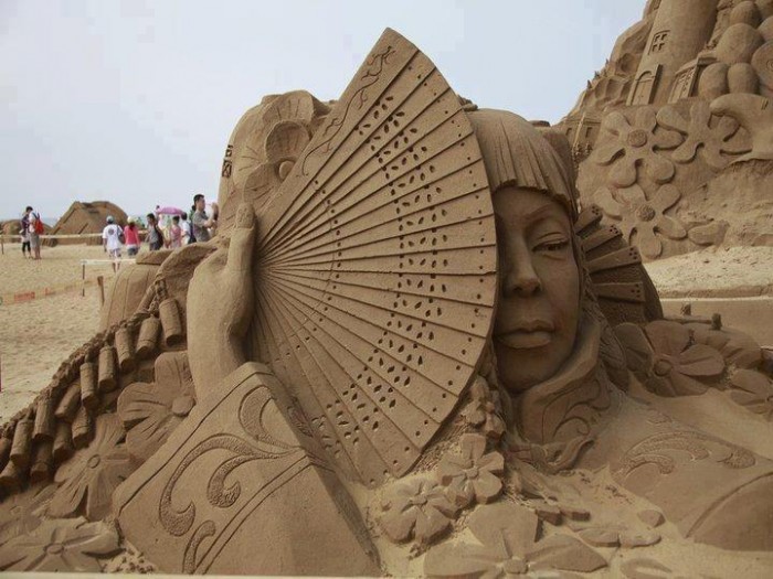 30 Stunning Installations Made Of Sand Beach