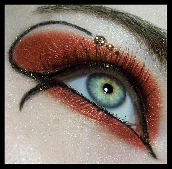 Get A Magnificent & Catchy Eye Make-up Following These 6 Easy Steps