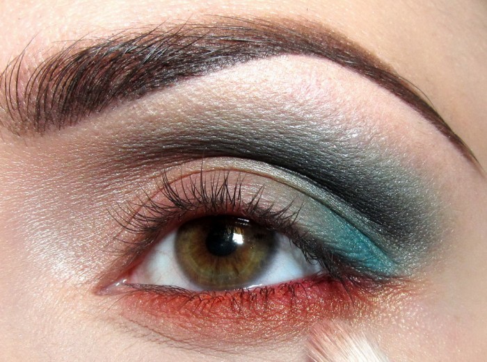 Get a Magnificent & Catchy Eye Make-up Following These 6 Easy Steps