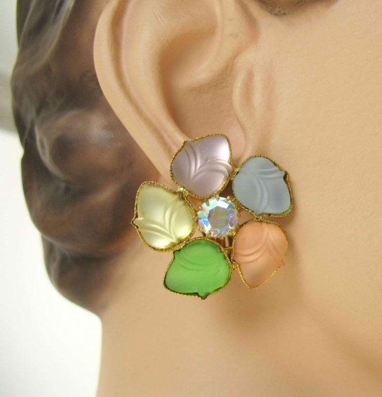 25 Pieces Of Elegant & Fashionable Glass Jewelry