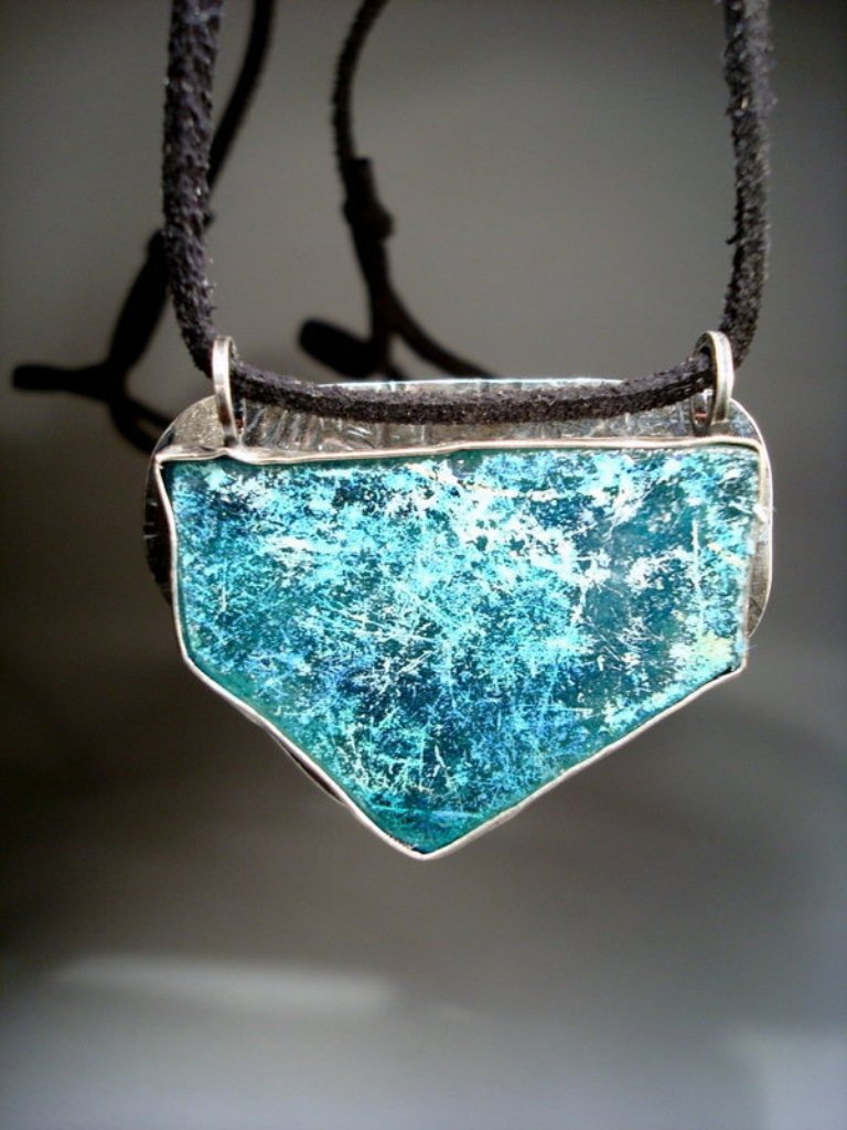 25 Pieces Of Elegant & Fashionable Glass Jewelry