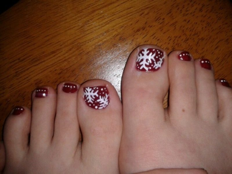 45+ Lovely Christmas Toenail Art Design Ideas
