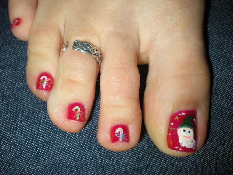 45+ Lovely Christmas Toenail Art Design Ideas | Pouted.com