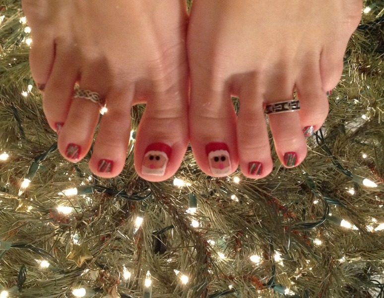 45+ Lovely Christmas Toenail Art Design Ideas